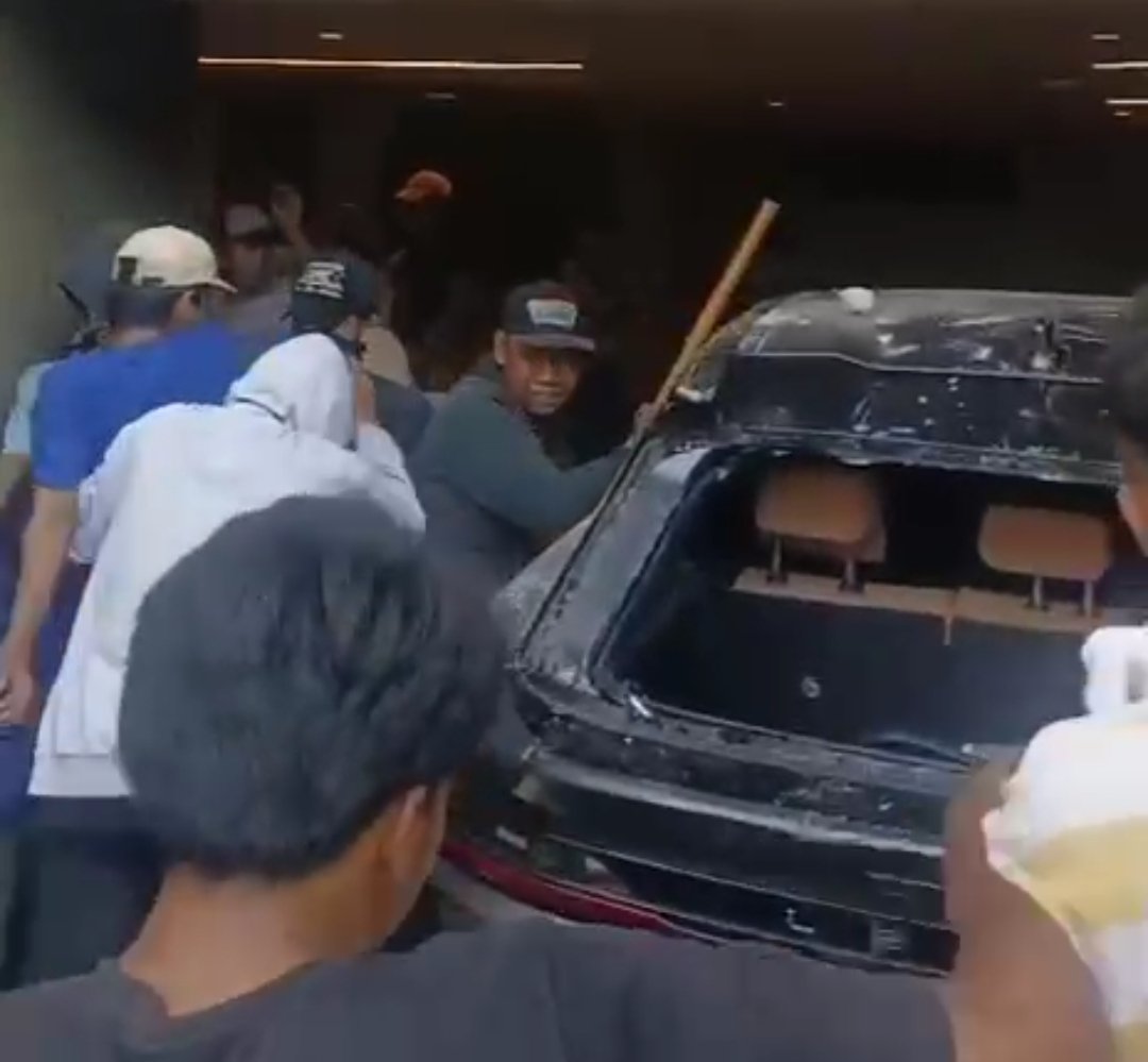 Rumah Ahmad Sahroni di Tanjung Priok Diserang Massa, Mobil