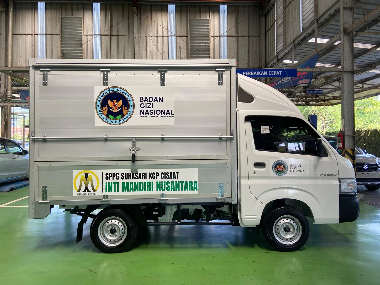 Heboh! Mobil Operasional MBG Terguling di Depok, Boks Nyangkut